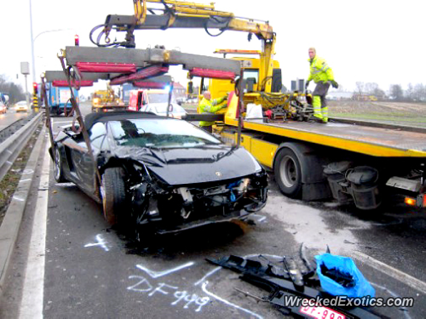 The Lambo Crashed Into 6 Cars That Were All Stopped at a Red Light ...