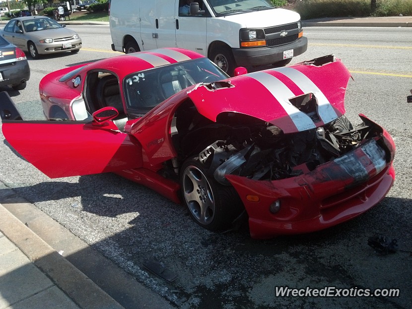 Dodge Viper Destroyed After Sliding Underneath a Bus